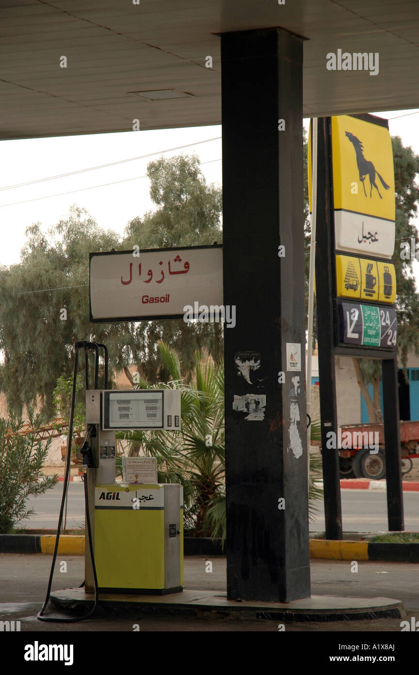 Petrol gas station sign in tunisia Banque de photographies et d’images ...