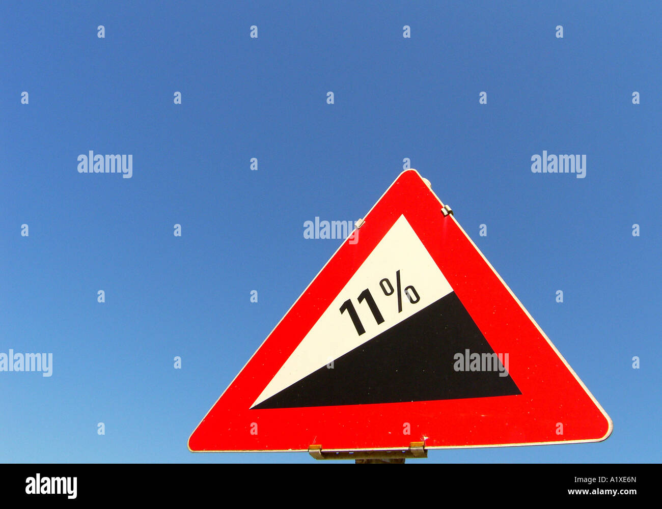 Panneau de signalisation en pente raide Banque de photographies et d ...