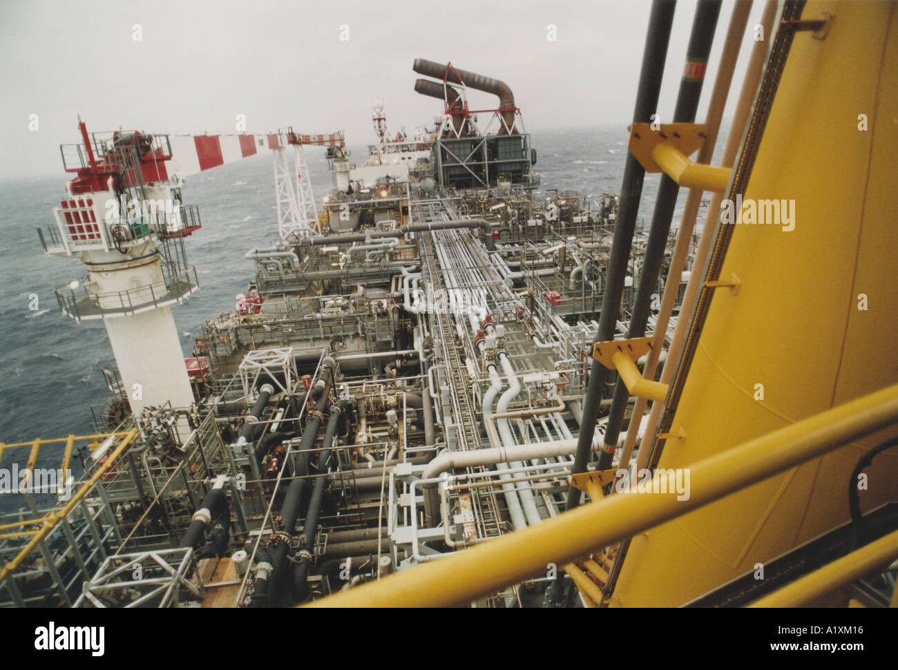 Le FPSO (Floating Production, Storage and Offloading ) navire Station ...