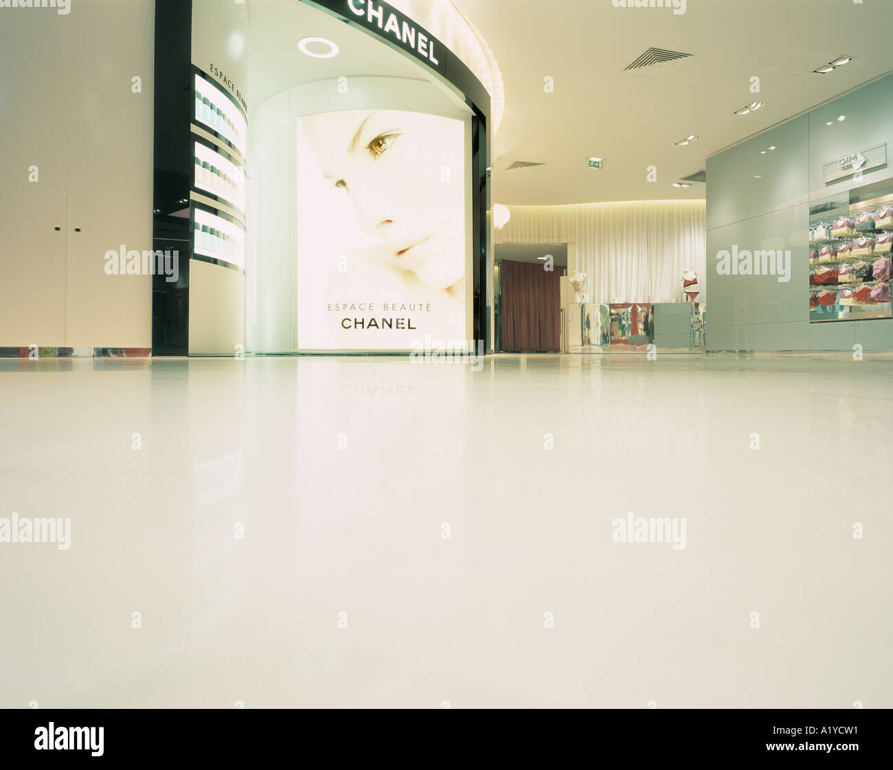 Stand chanel galeries lafayette Banque de photographies et d’images à ...