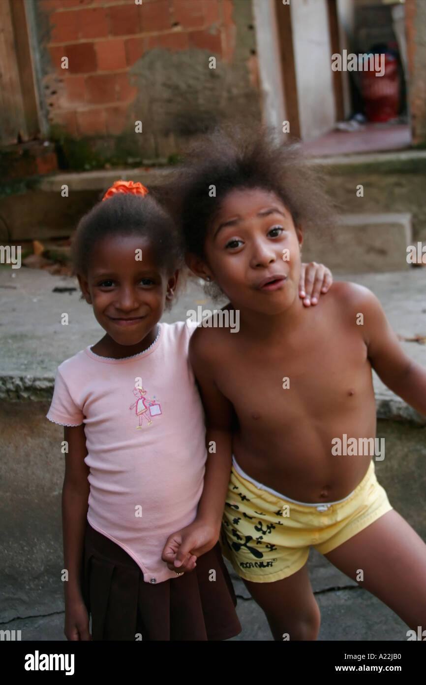 Kids playing rocinha favela rio Banque de photographies et d’images à ...