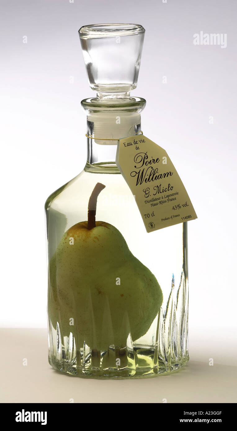 Eau de vie de poire william Banque de photographies et d’images à haute ...