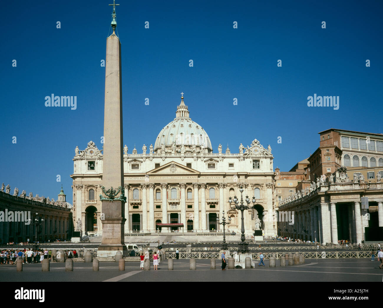 La Place Saint Pierre, Piazza San Pietro, et St Peters Cathedral ...