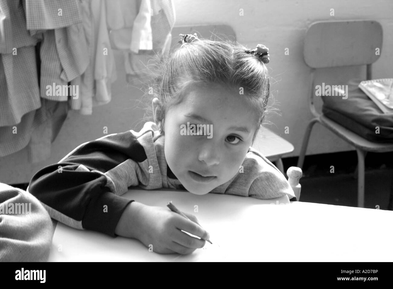 Enfant noir dessin école Banque d'images noir et blanc - Alamy