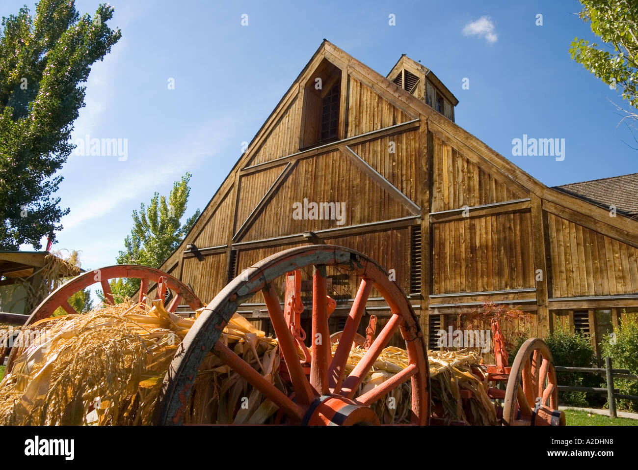 Vieux chariot à foin et grange Banque de photographies et d’images à ...