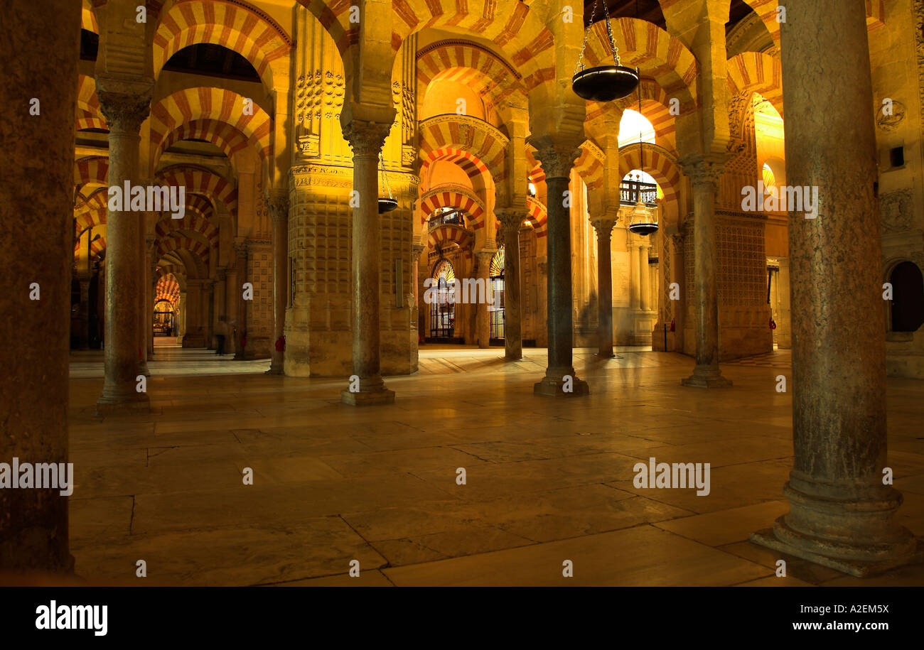 Colonne à l'intérieur de la mosquée Mezquita à Cordoue, Andalousie ...