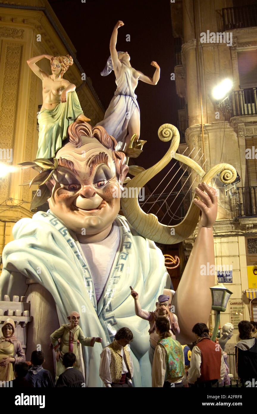 LAS FALLAS SCULPTURE PAPIER MÂCHÉ CONSTRUIT DANS LES RUES DE VALENCE ...