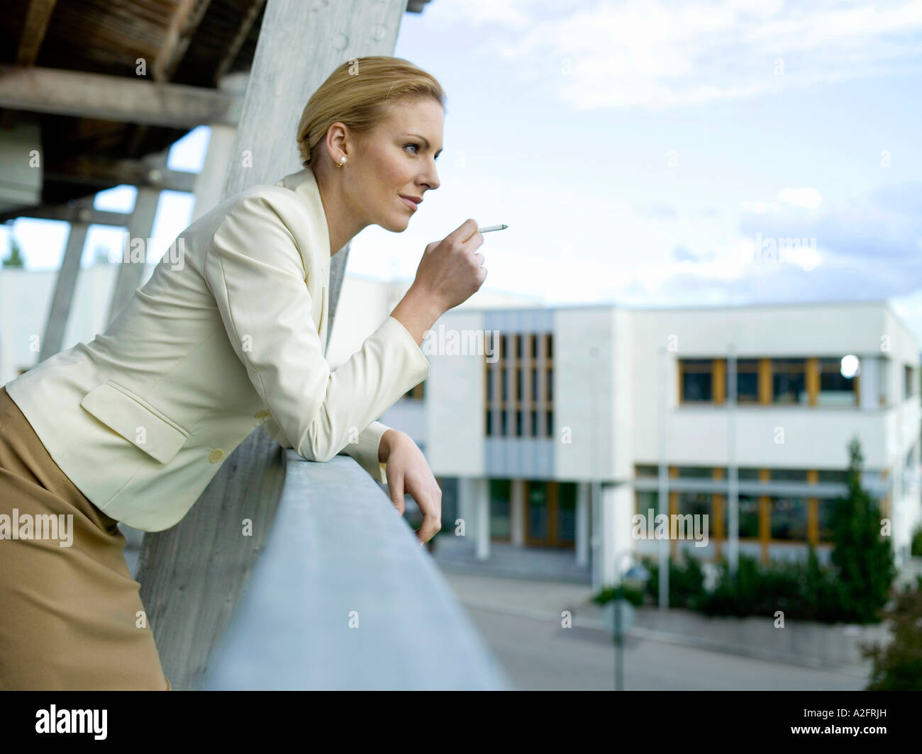 Femme qui fume sur le balcon Banque de photographies et d’images à ...