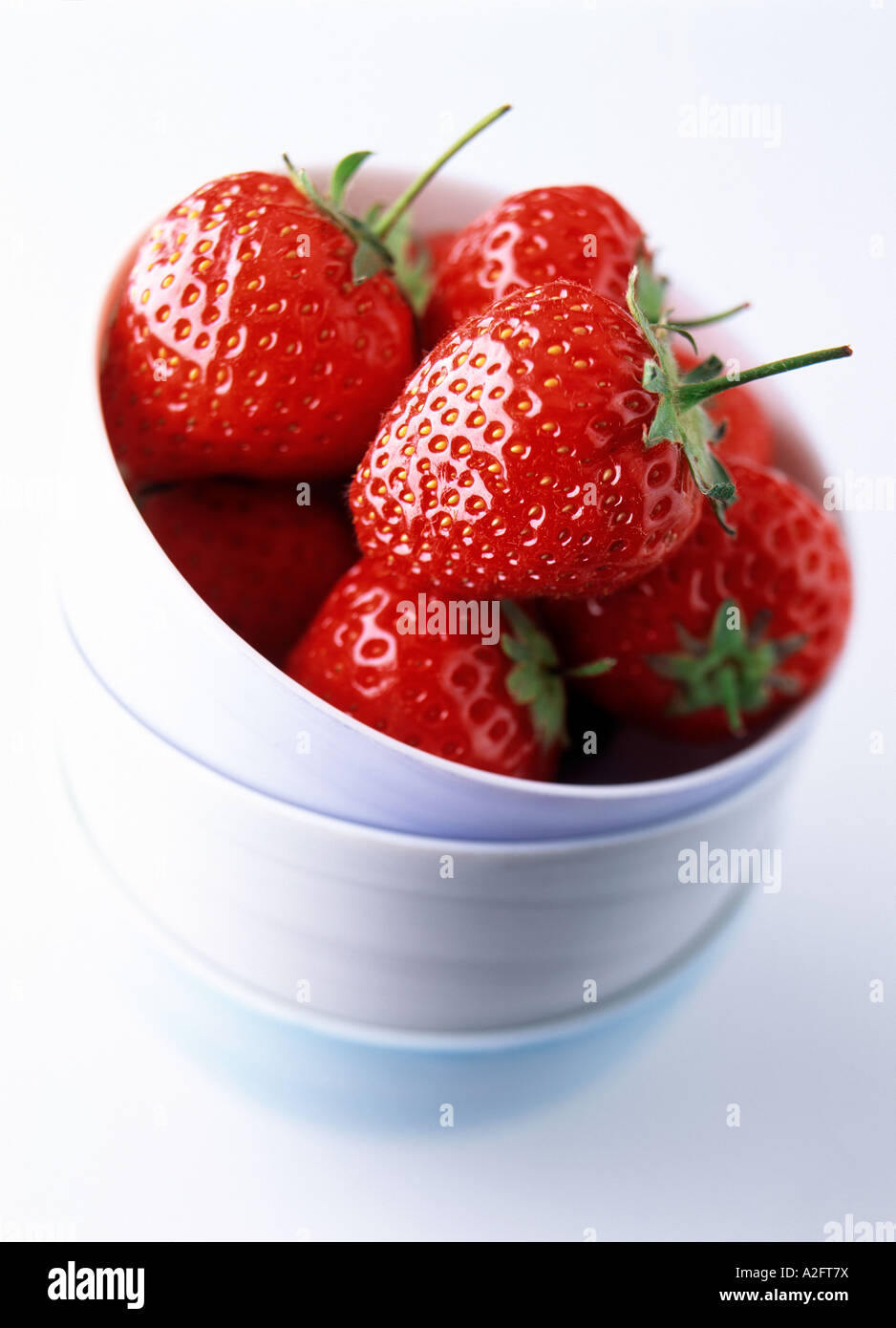 Une pile de coupes pleines de fraises blanc sur fond blanc Photo Stock ...