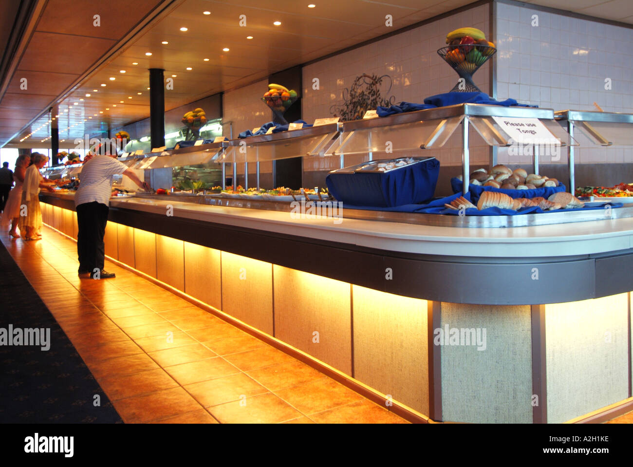 Bateau de croisière en Méditerranée à bord du comptoir buffet Photo ...