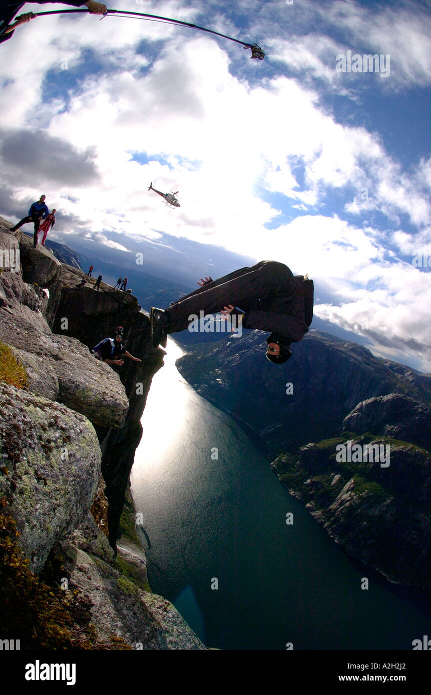 Base jumping kjerag norway cliff fjord extreme sport Banque de ...