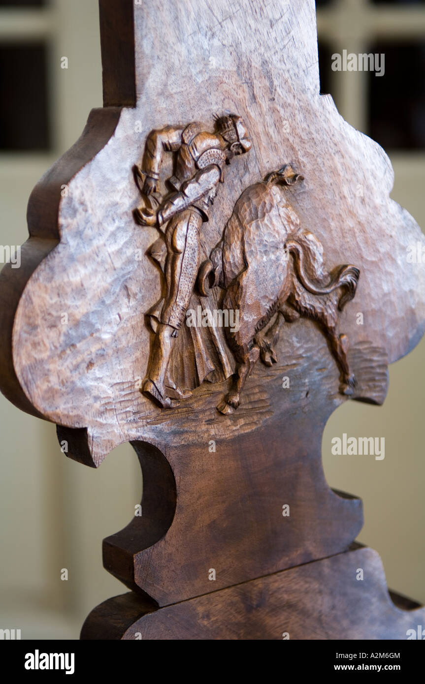 Détail d'un matador et bull sur une chaise sculptée dans une maison de ...