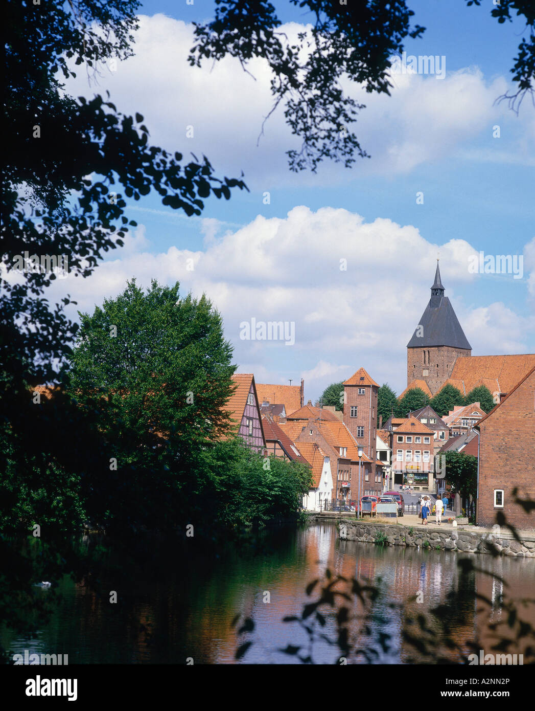 Arbre et maisons qui se reflètent dans l'eau du lac Église Saint ...