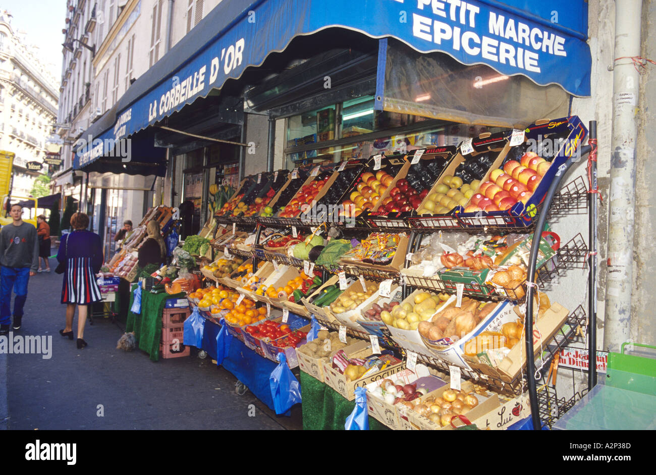 Fruit vegetable stand in paris Banque de photographies et d’images à ...