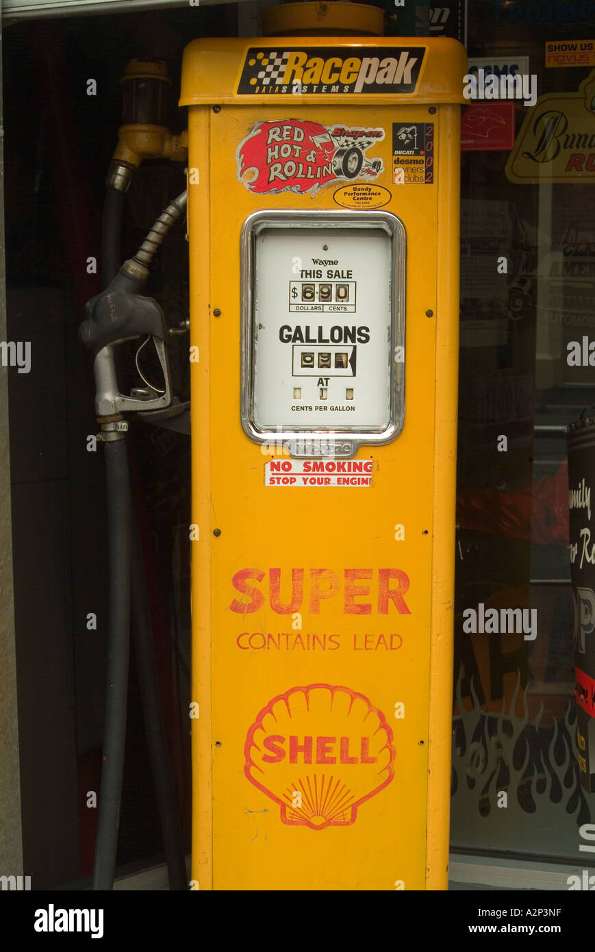 Vieille pompe à essence shell Banque de photographies et d’images à ...