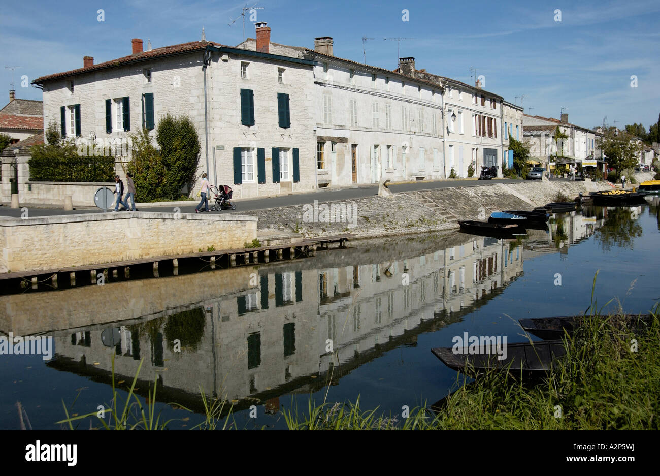 Coulon village Banque de photographies et d’images à haute résolution ...