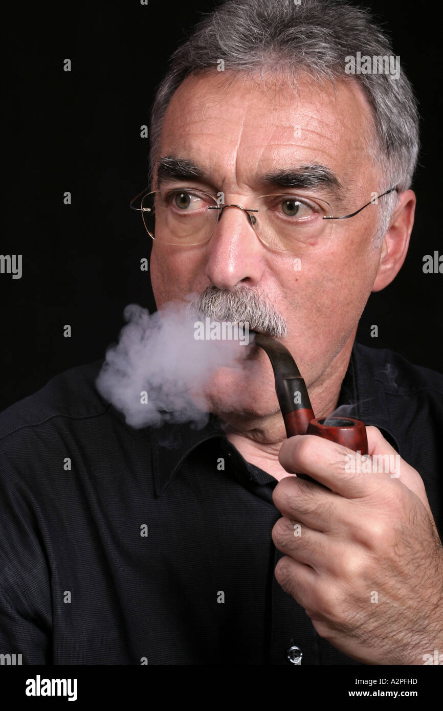 Pipes à fumer anciennes Banque de photographies et d’images à haute ...