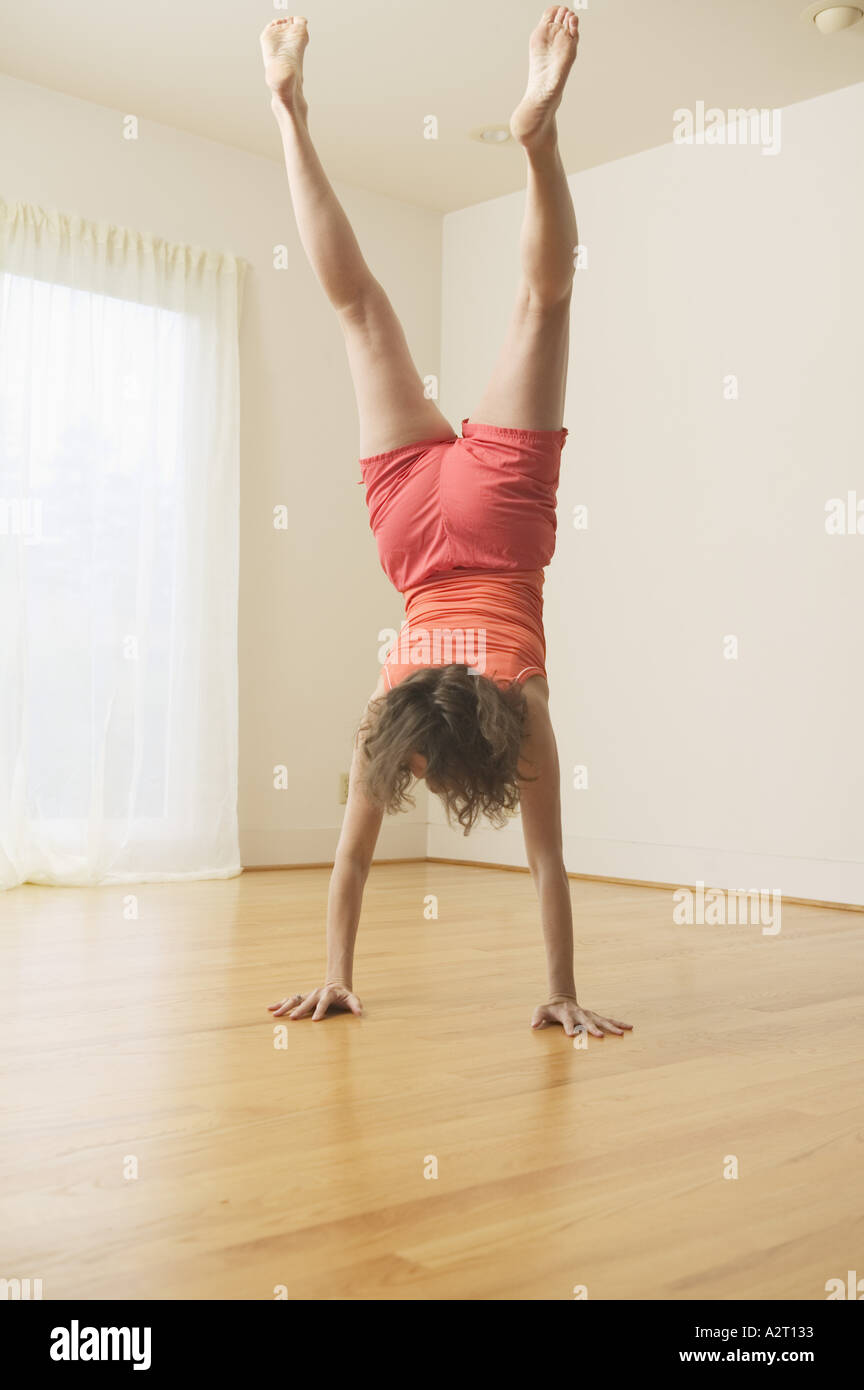 One arm handstand Banque de photographies et d’images à haute ...