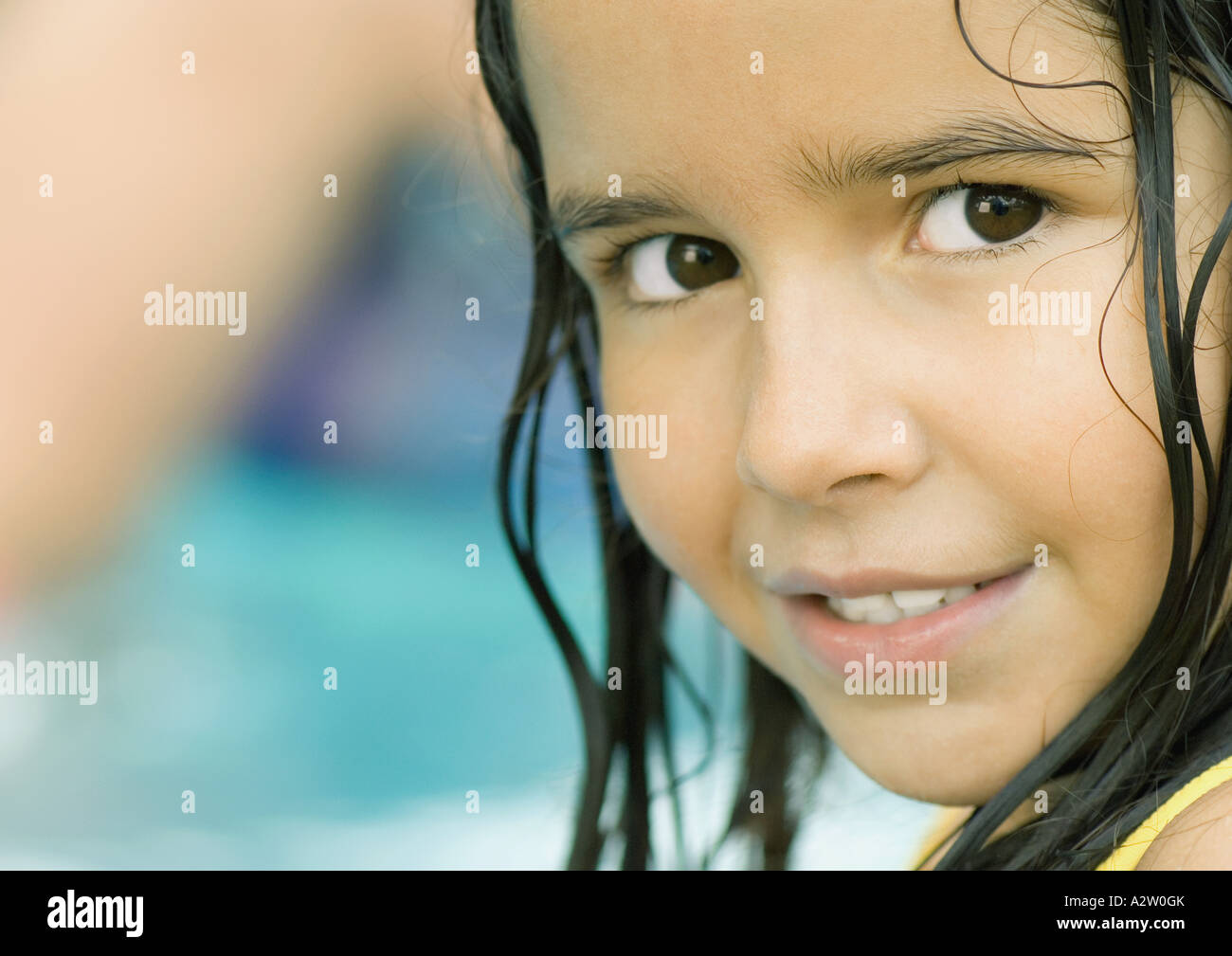 Fille aux yeux et cheveux long brun Banque de photographies et d’images ...
