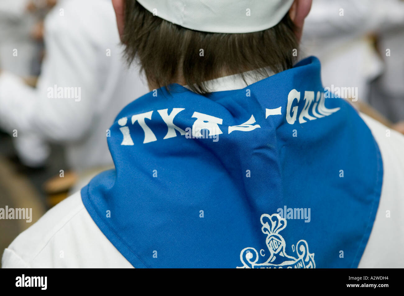 Le Basque homme portant des vêtements blancs et bleus chefs cou foulard ...