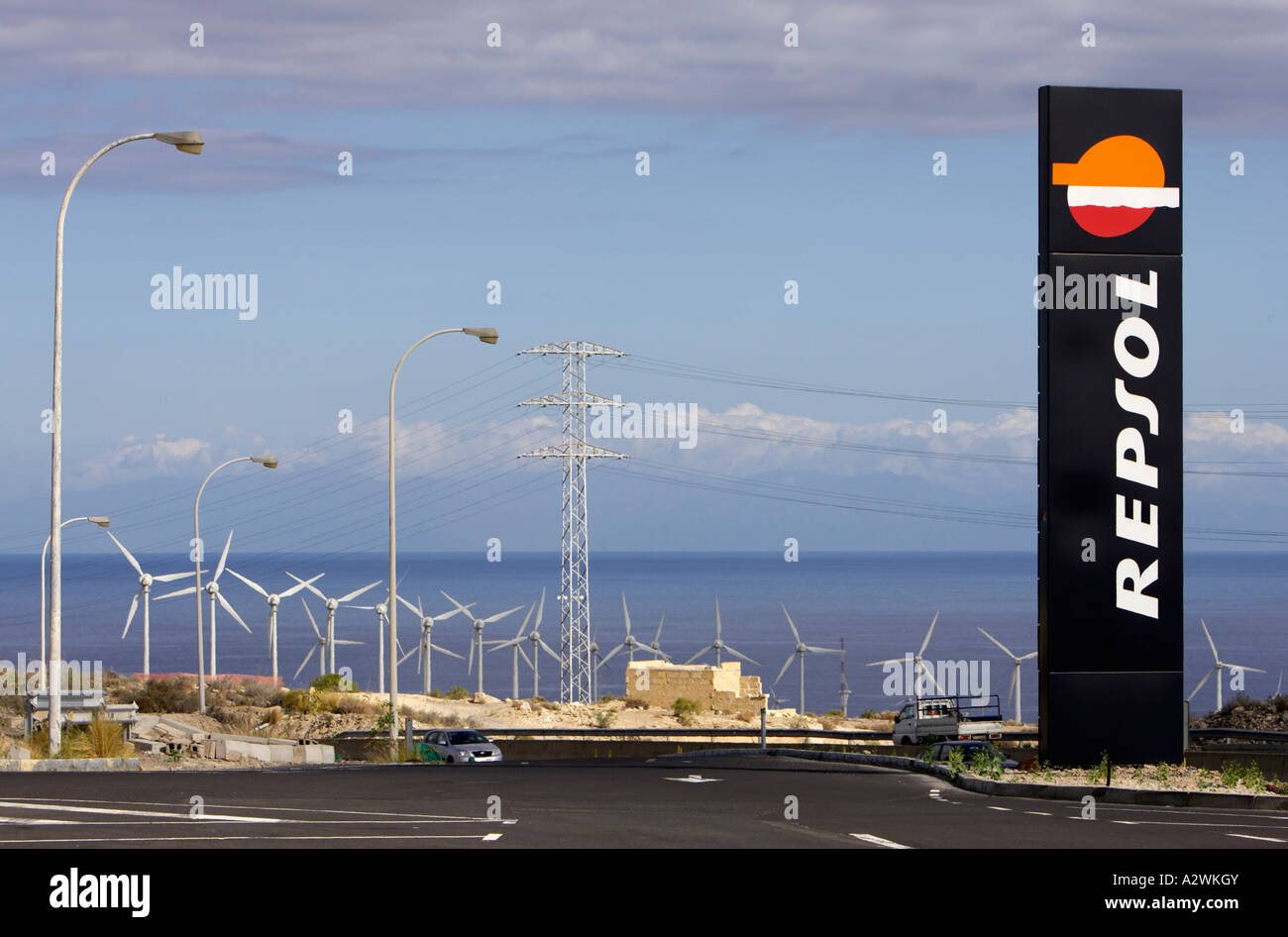 Les moulins à vent on wind farm par la mer en vue d'une station-service ...