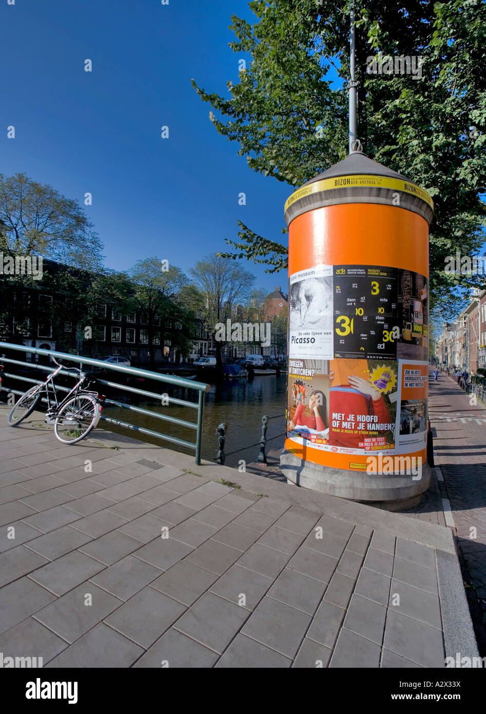 Kiosque publicitaire publicitaire Banque de photographies et d’images à ...