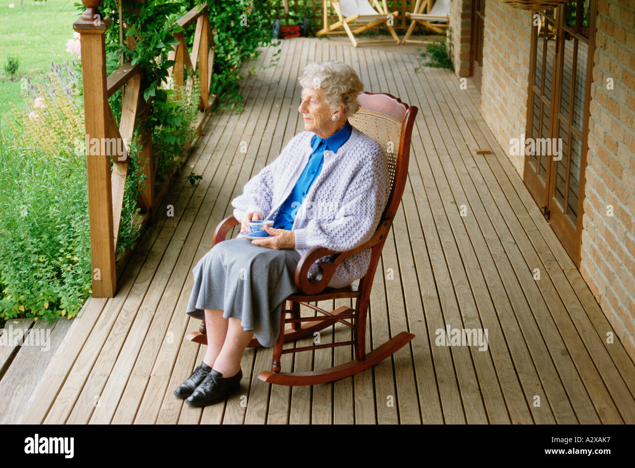 Old woman rocking chair Banque de photographies et d’images à haute résolution - Alamy