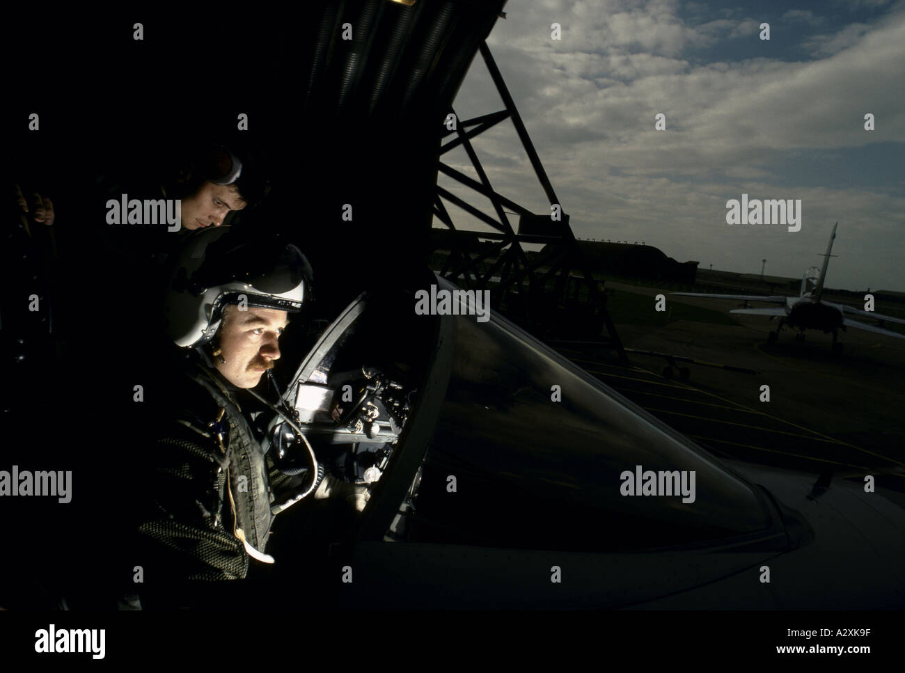 Tornado pilot in cockpit raf Banque de photographies et d’images à ...
