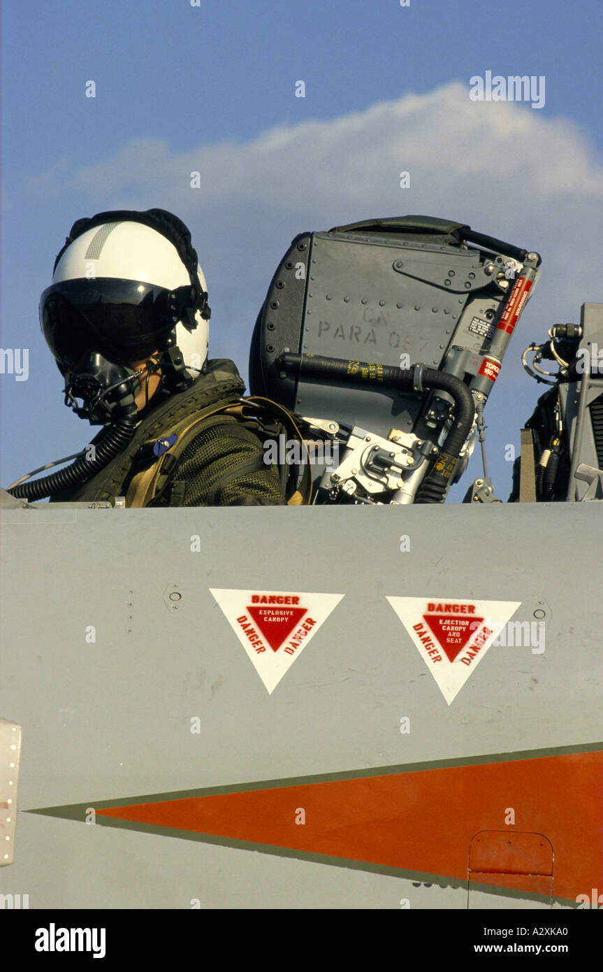 Tornado pilot in cockpit raf Banque de photographies et d’images à ...