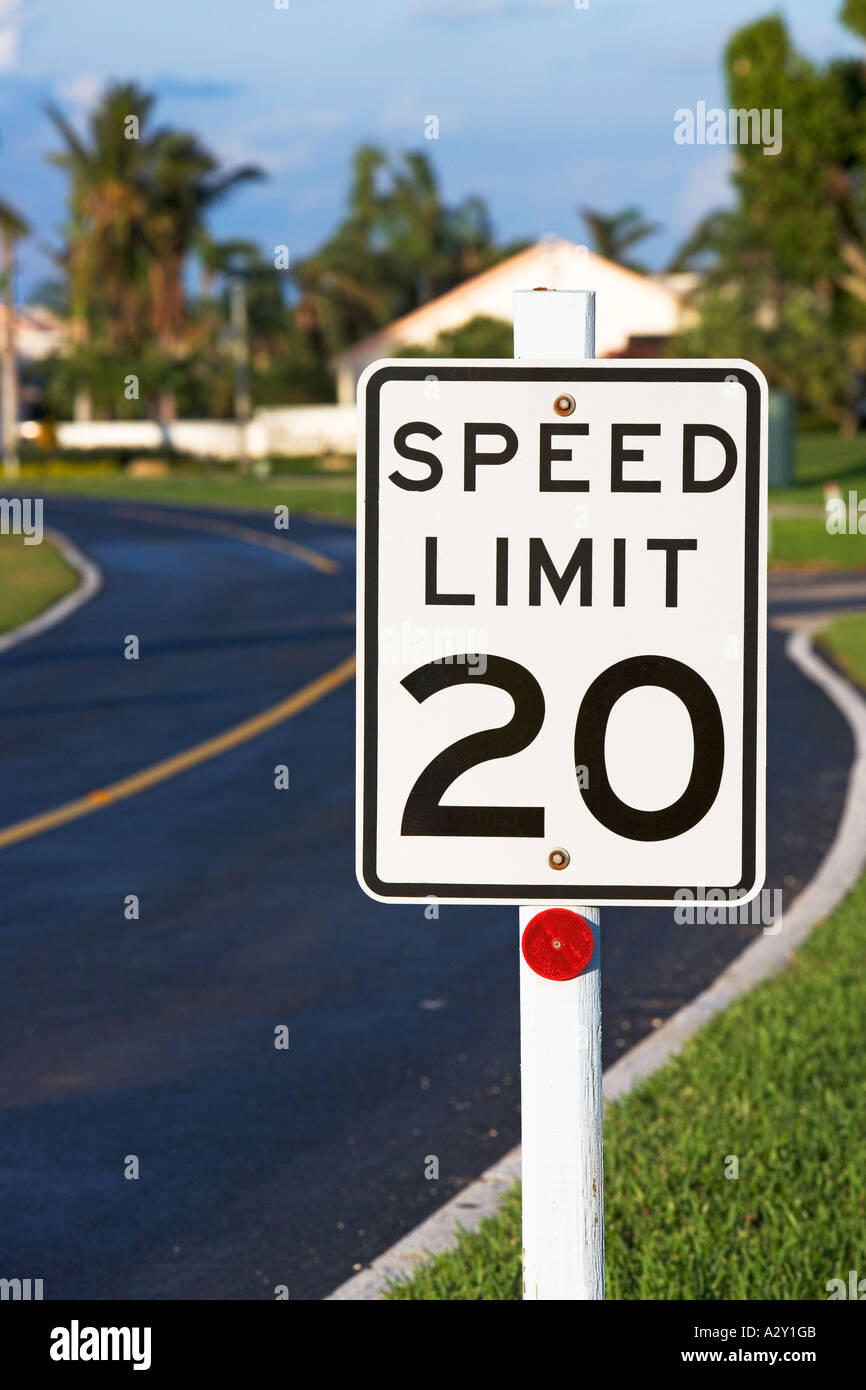 20 MPH ROAD SIGN Photo Stock - Alamy