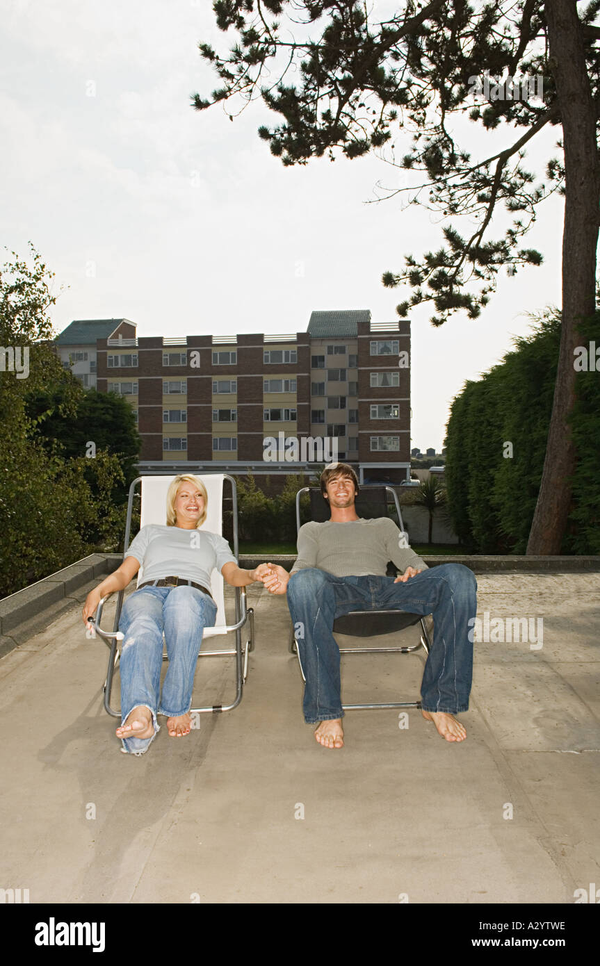 Deux personnes assises sur des chaises longues Banque de photographies ...