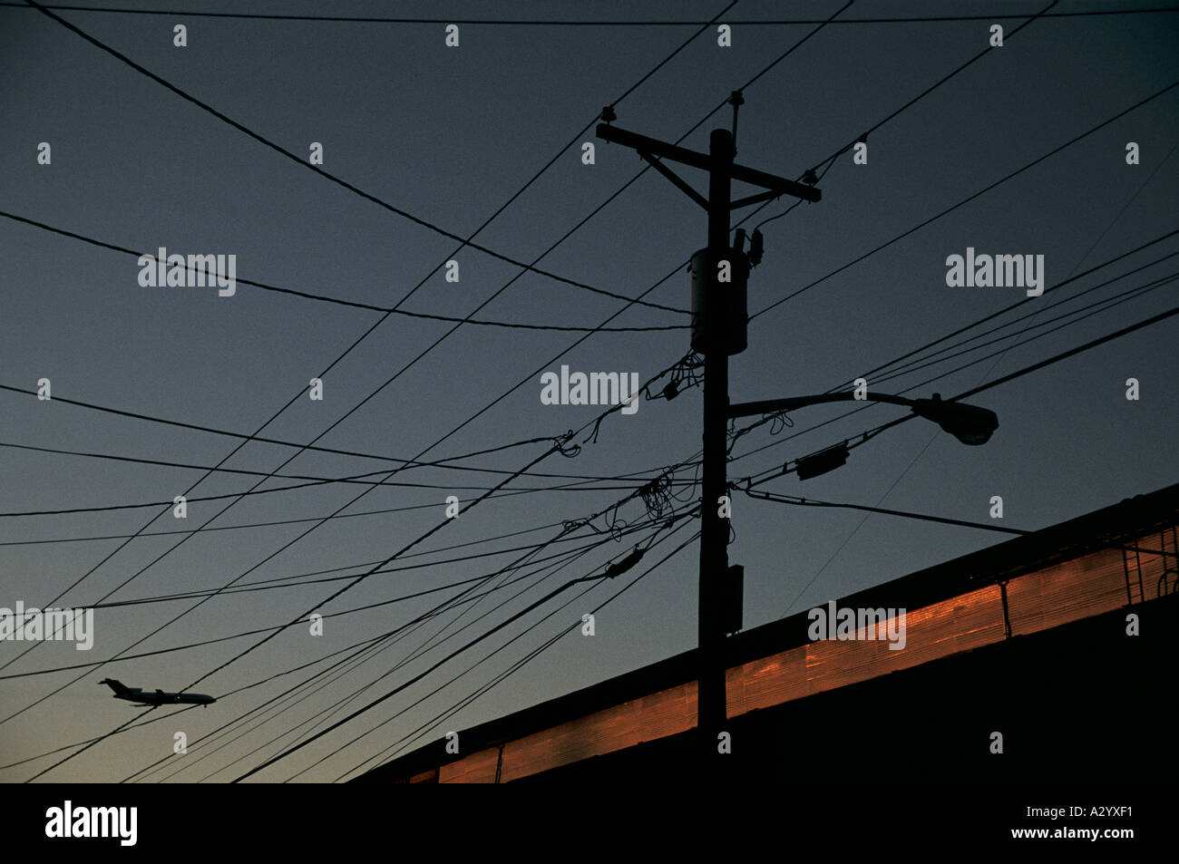 Telephone wires Banque de photographies et d’images à haute résolution ...