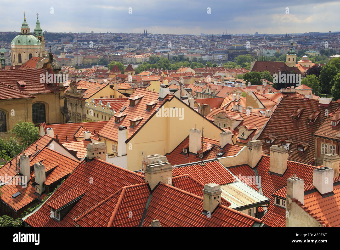 Paysage urbain de prague avec vue sur les toits de tuiles rouges de ...