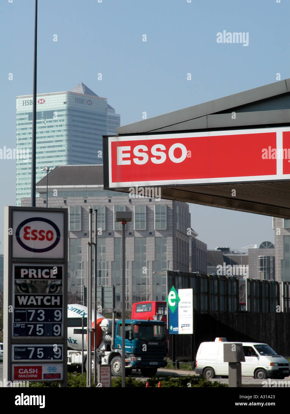 Station essence Esso de marque de l'entreprise signe, l'Est de Londres ...