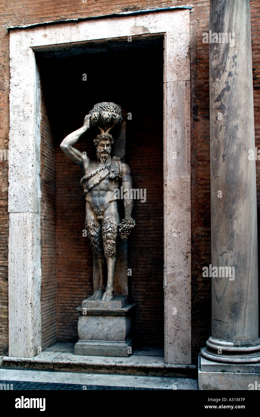 La figure d'un satyre mi-homme mi-chèvre debout dans une alcôve dans la ...