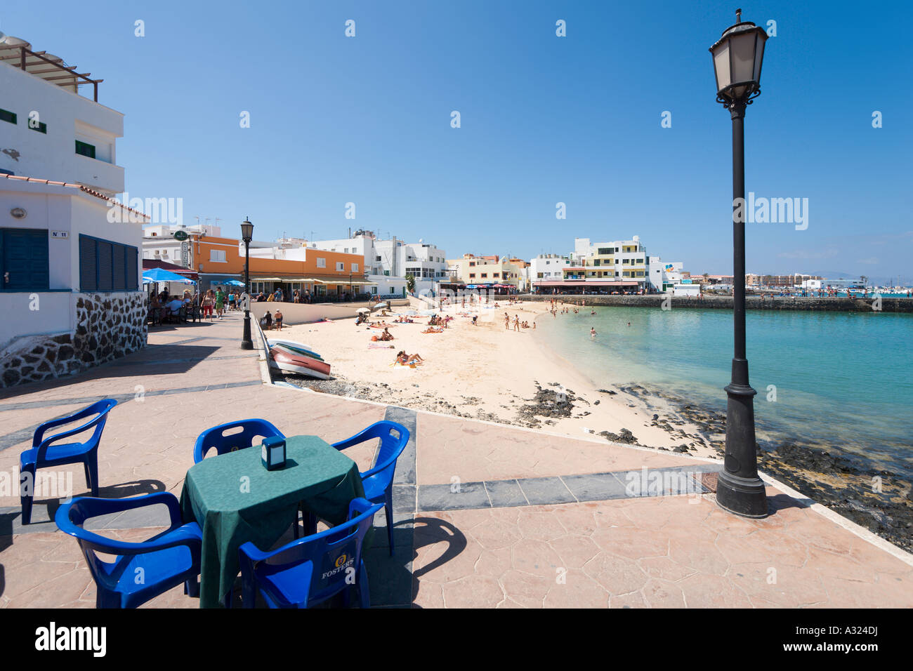 Plage, promenade et cafe au centre de la station, Corralejo ...