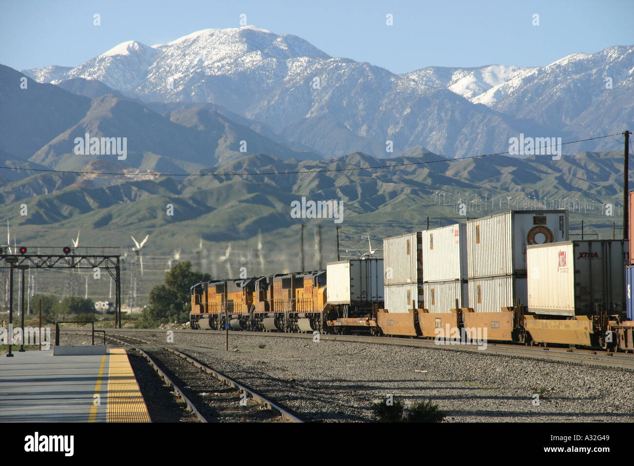 Union pacific double stack container train Banque de photographies et d’images à haute ...