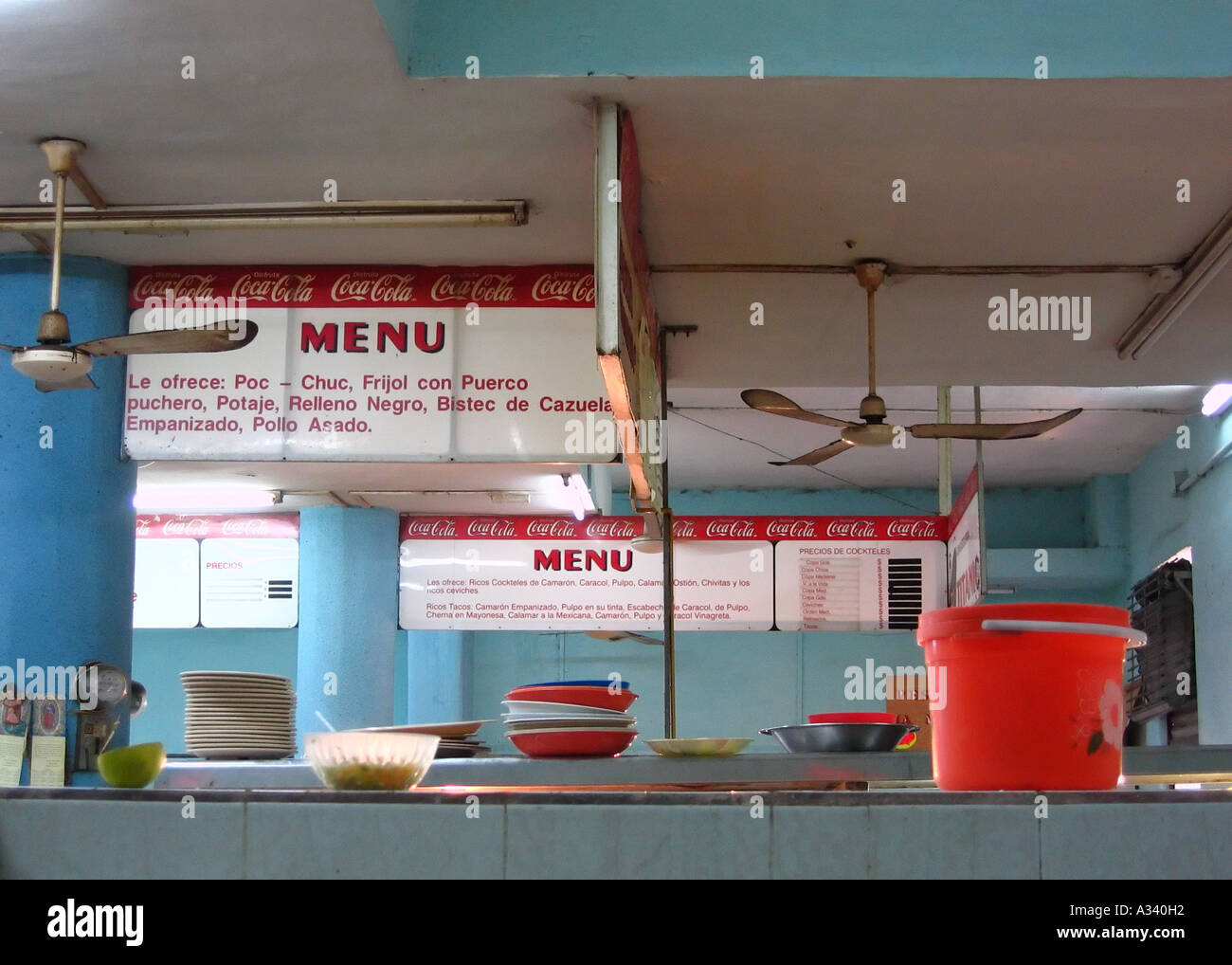 Godet en plastique orange et plaques à food au marché couvert, Merida ...