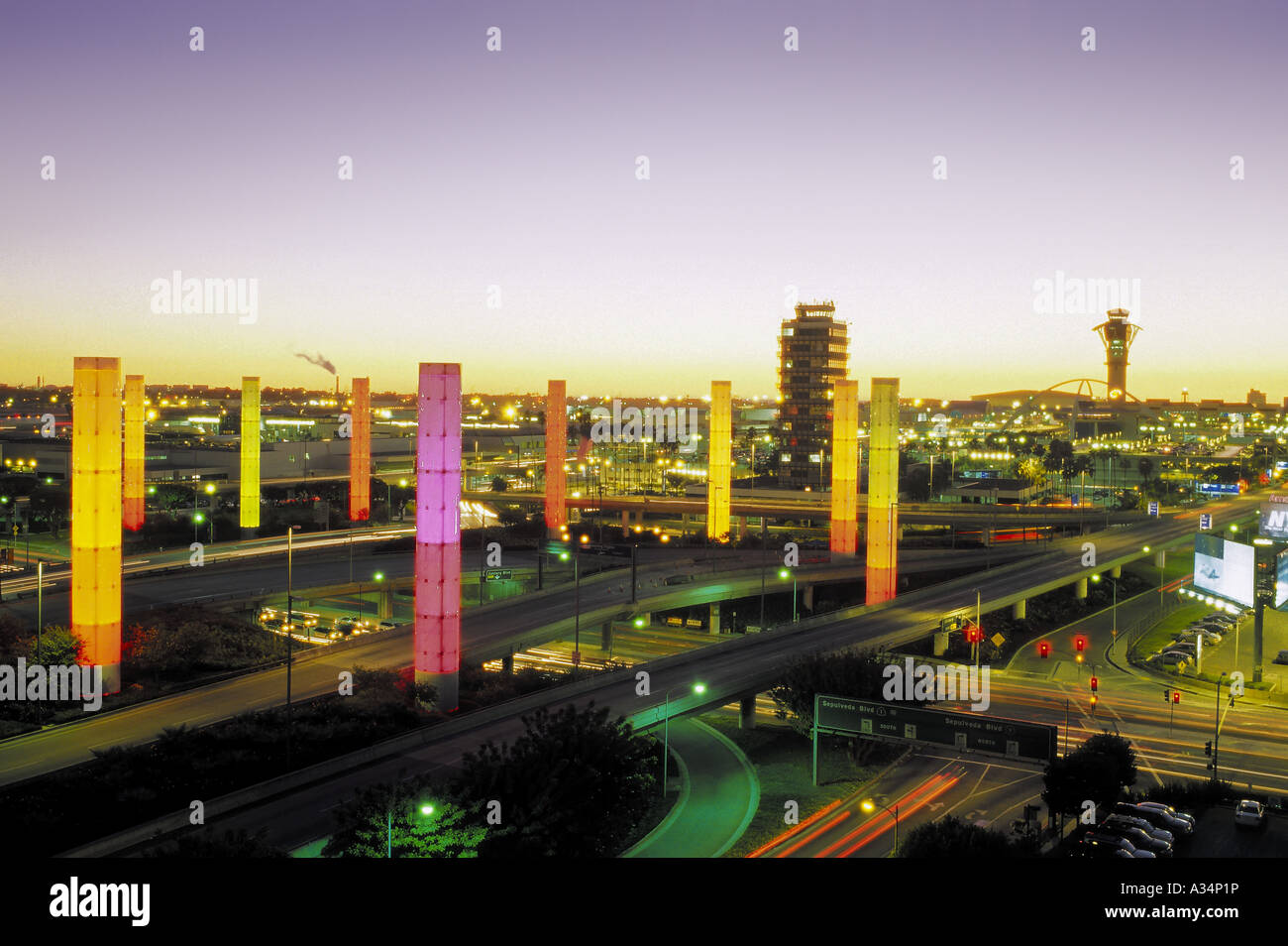 Pylônes lumineux colorés forment une vue décoratif où Century Boulevard ...