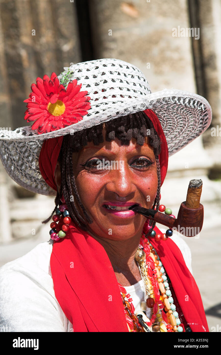 Femme cubaine avec cigare dans la bouche Banque de photographies et d ...