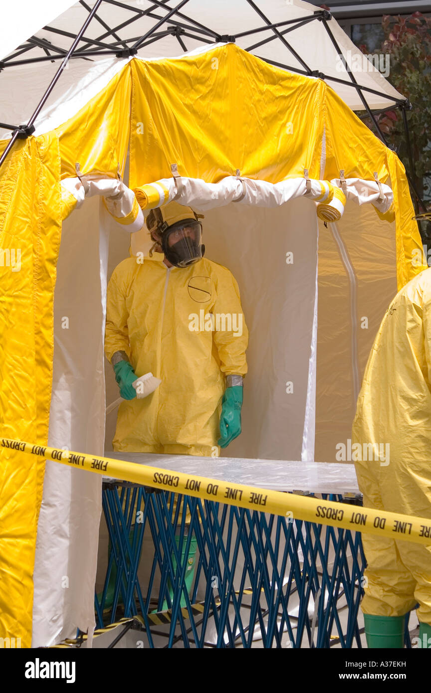 Nuclear fallout decontamination shower Banque de photographies et d ...