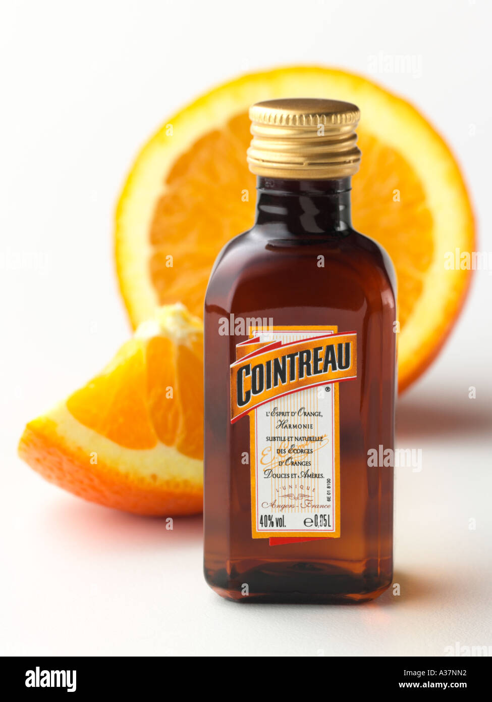 Bouteille cointreau Banque de photographies et d’images à haute ...