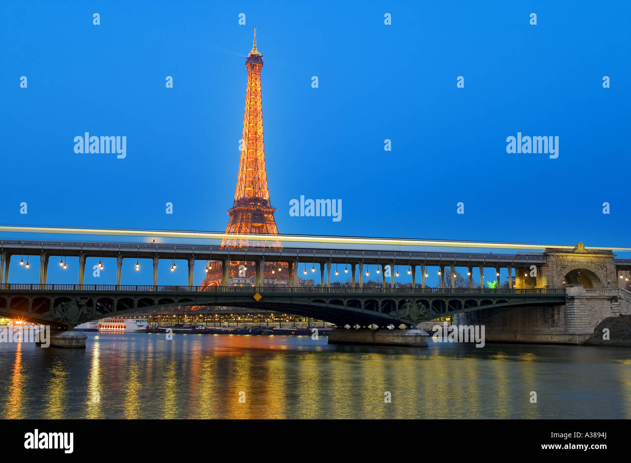 Pont de bir hakeim paris nuit Banque de photographies et d’images à haute résolution - Alamy