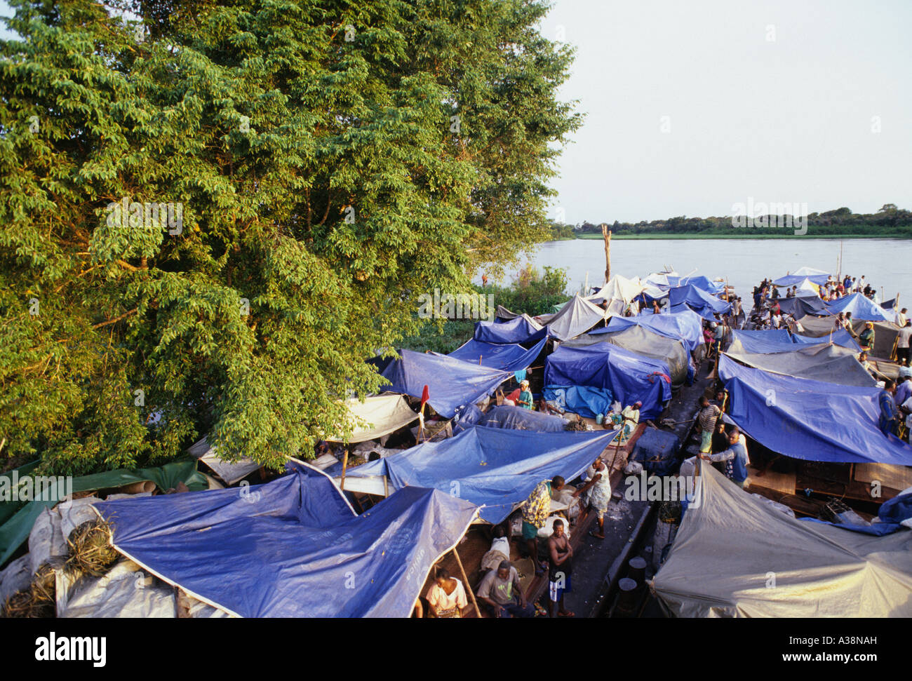 Barge sur le fleuve congo Banque de photographies et d’images à haute ...
