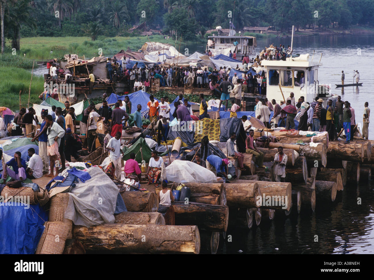 Log barge congo river Banque de photographies et d’images à haute ...