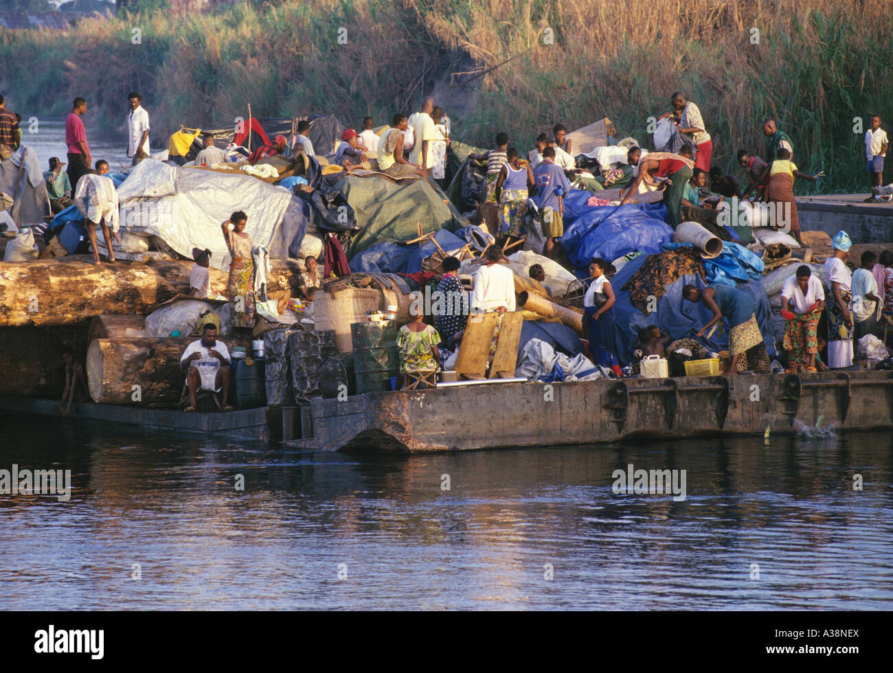 Log barge congo river Banque de photographies et d’images à haute ...