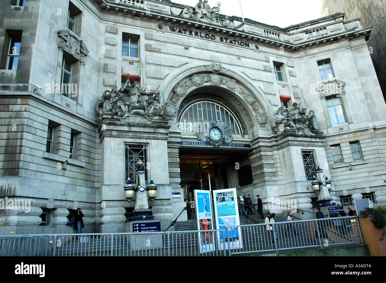 Waterloo london station Banque de photographies et d’images à haute ...