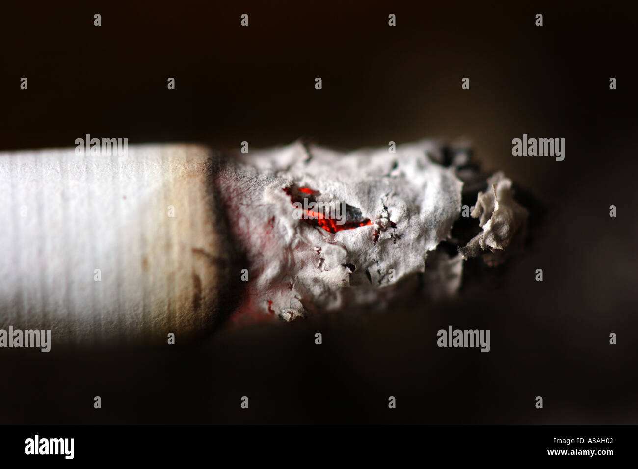 Combustion de cigarettes Banque de photographies et d’images à haute ...