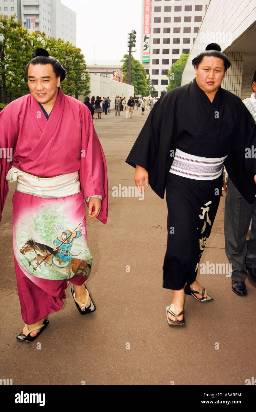 Les lutteurs de sumo wearing kimono entrant stade Grand Taikai tournoi ...