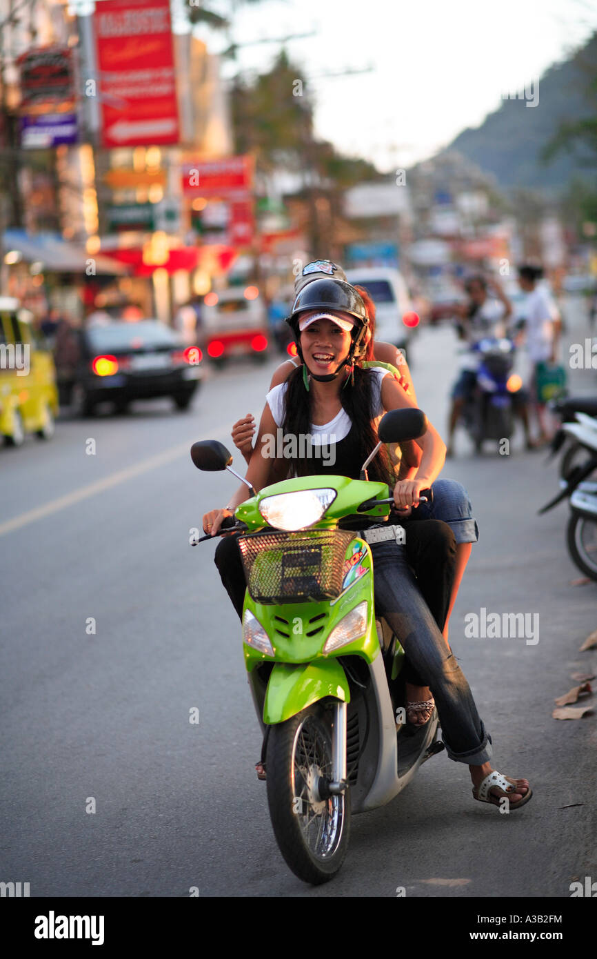 Young Thai Girl Smiling Patong Banque De Photographies Et Dimages à
